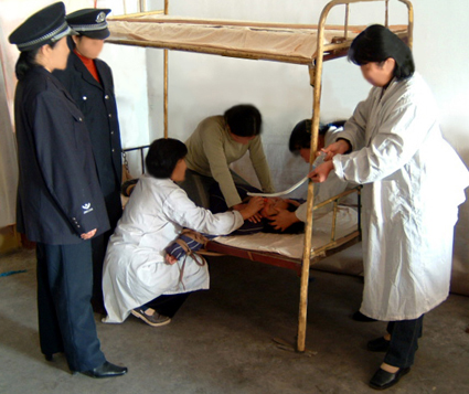 Wie Frau Li Xiuzhen im Jinan Frauengefängnis gefoltert wurde ...